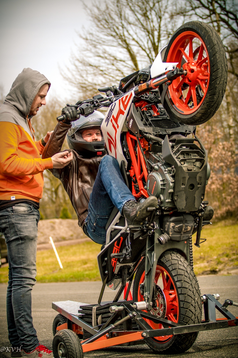 Wheelies for dummies – Team Throttle