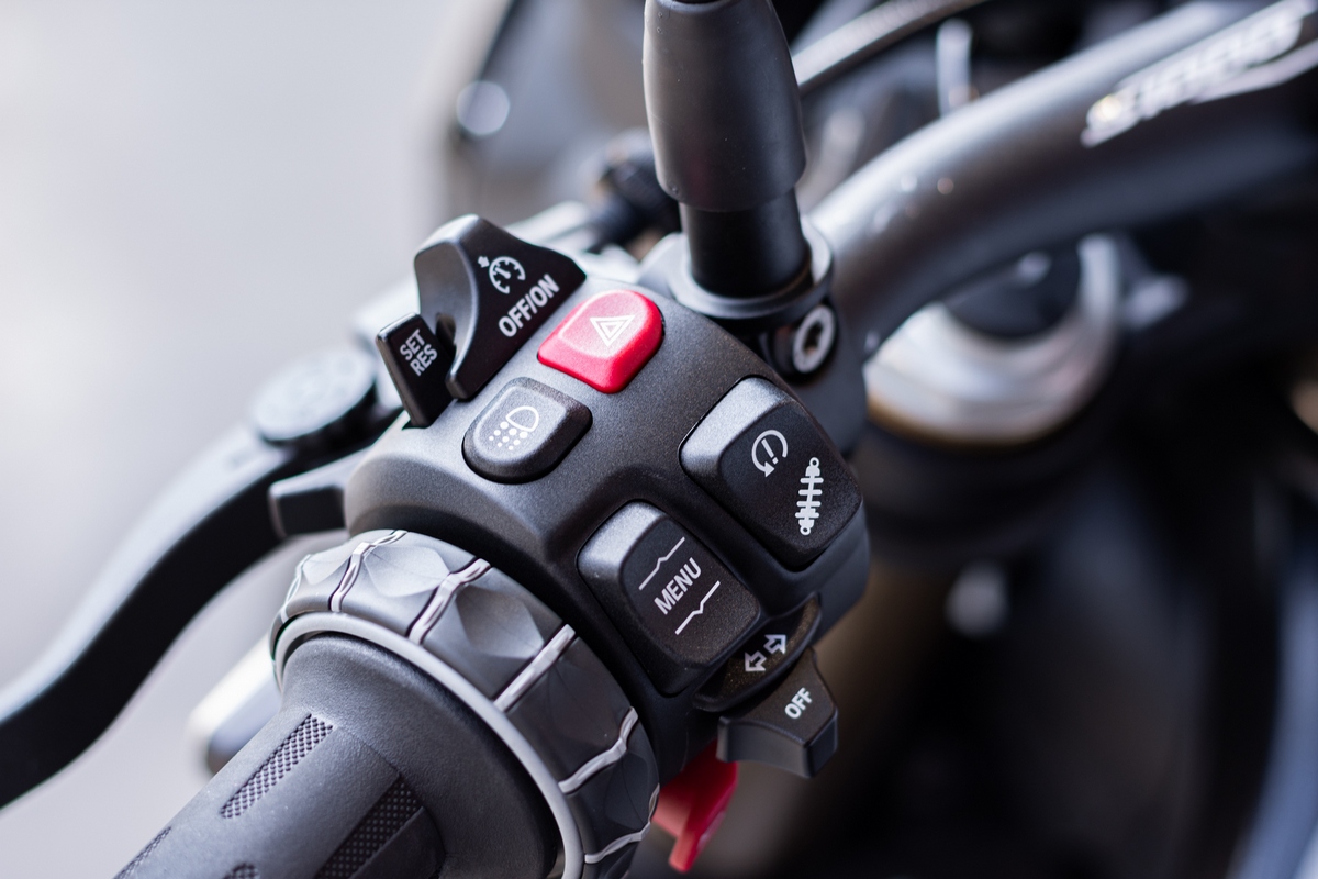 Review: BMW S 1000 R – Team Throttle